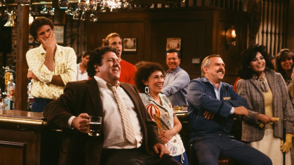 Cin Cin, Cheers, o del fascino senza tempo delle sitcom