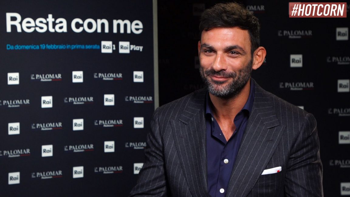 Francesco Arca racconta Resta con Me, tra Napoli e Mario Di Leva